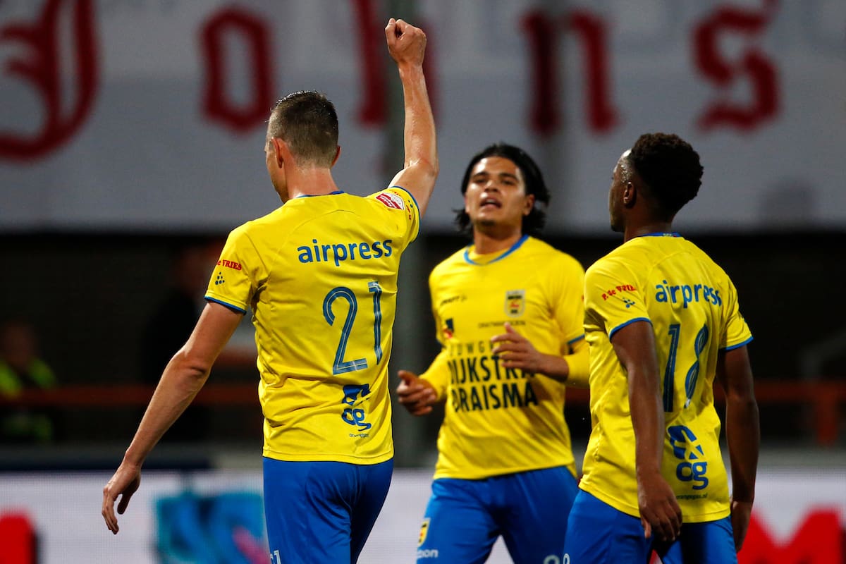 ? Henk de Jong, Issa Kallon en Robert Mühren na afloop van FC Volendam ...