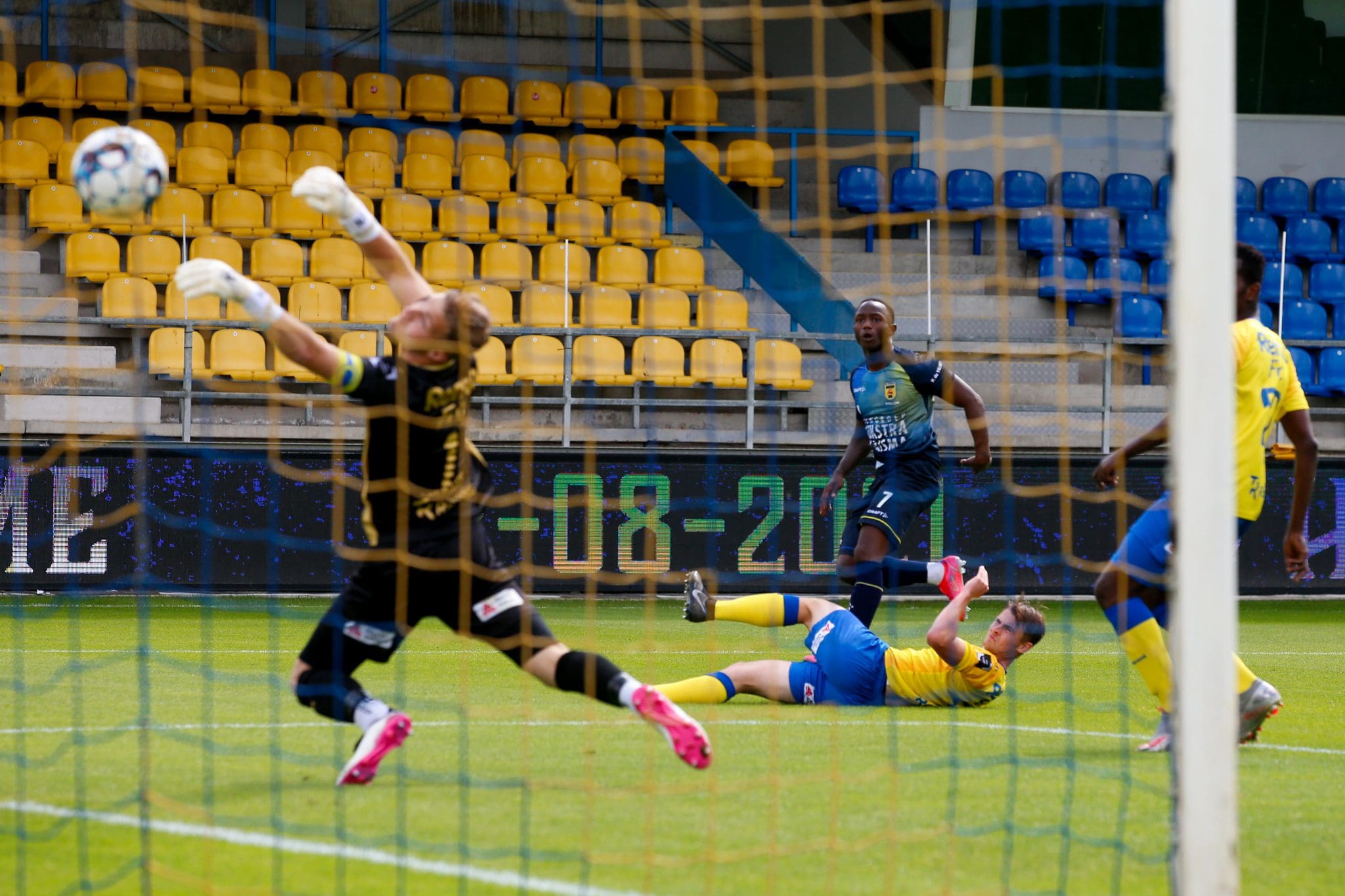 VIDEO | Henk de Jong en Issa Kallon na afloop van oefenduel Waasland ...