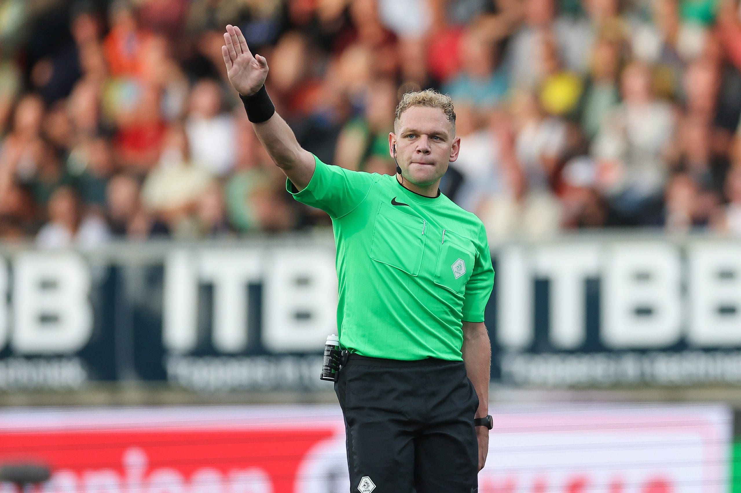 Alex Bos fluit VVV-Venlo - SC Cambuur · SC Cambuur