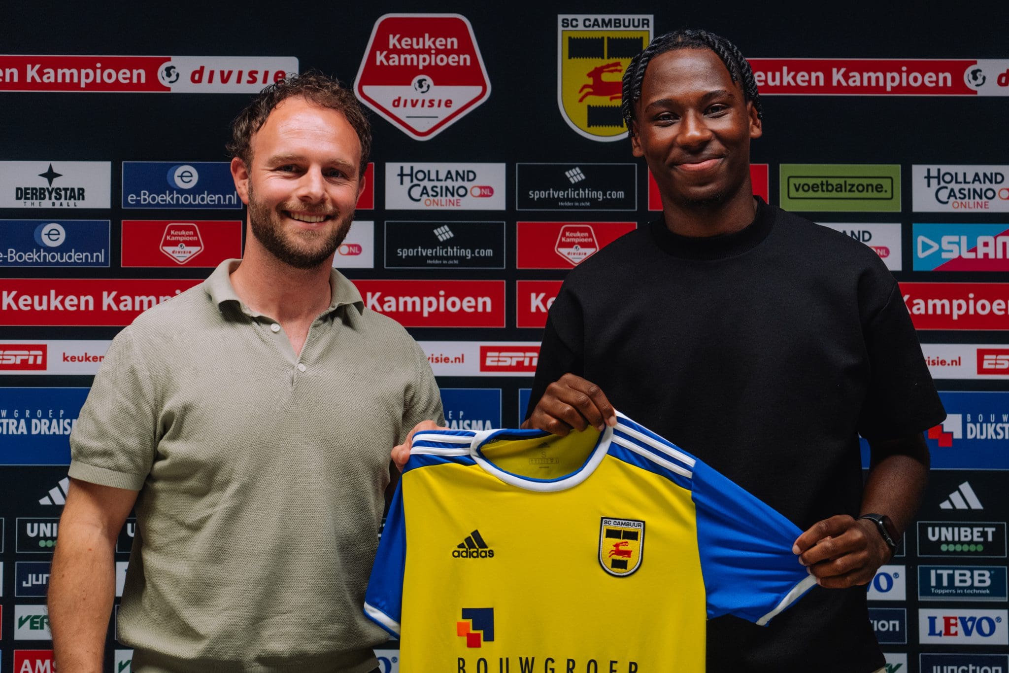 Tyrique Mercera zet handtekening onder eerste profcontract · SC Cambuur