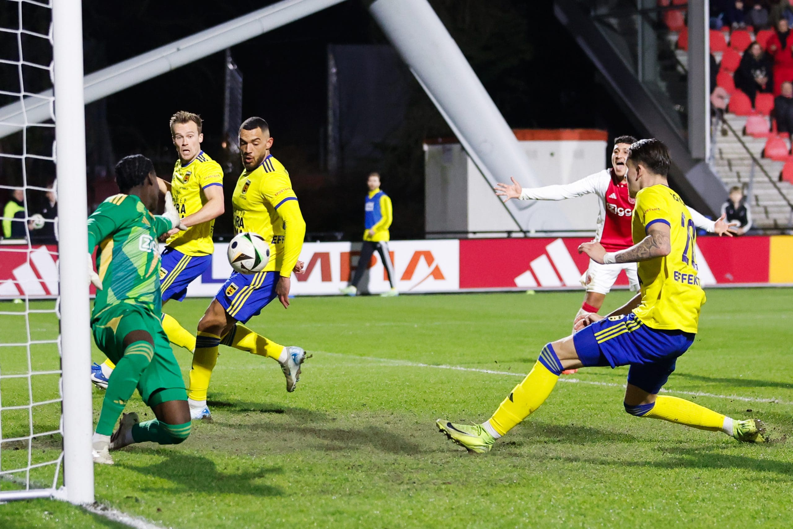 Duel tussen Jong Ajax en SC Cambuur levert geen winnaar op · SC Cambuur
