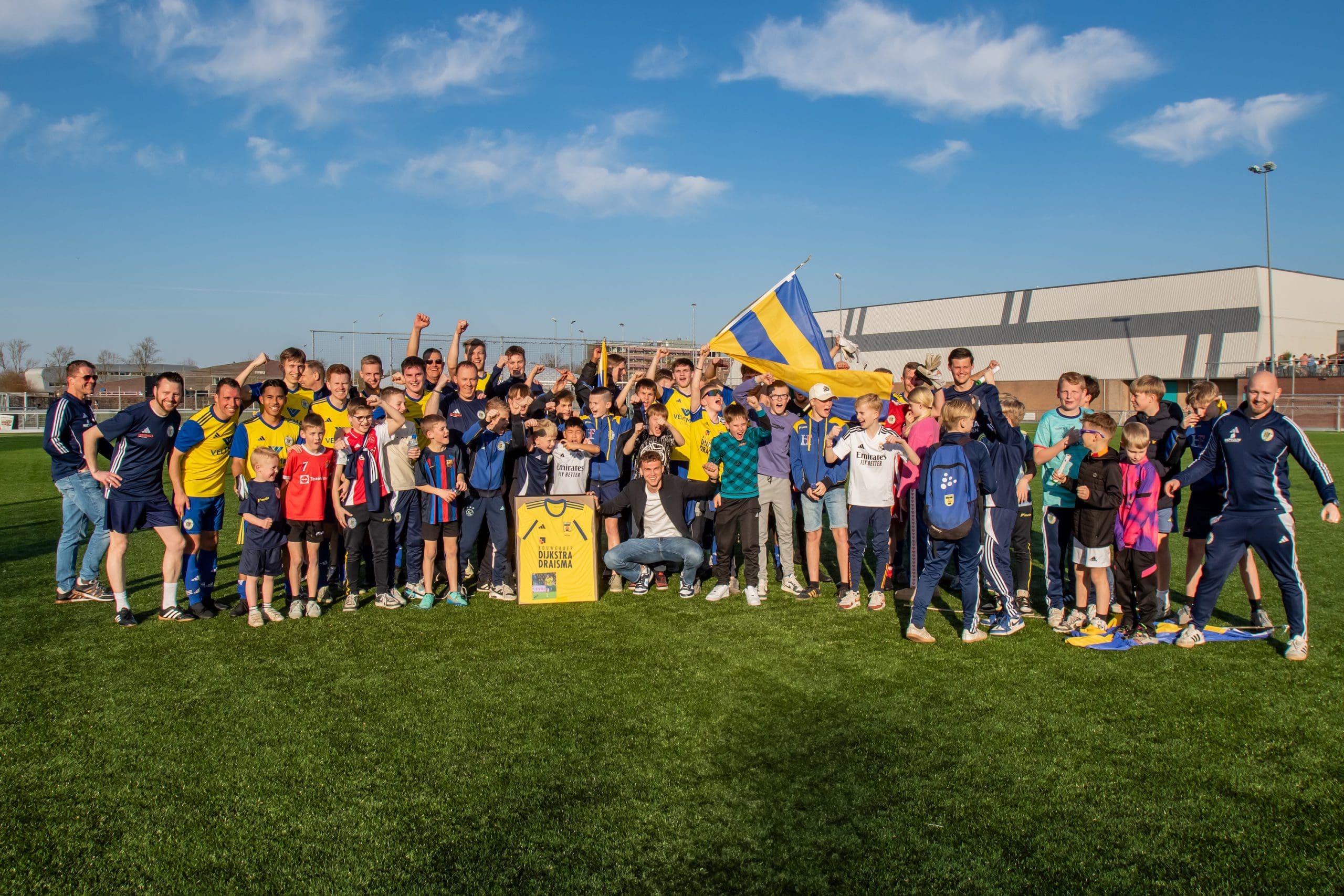 Steyn Potma overhandigt wedstrijdshirt aan SC Franeker · SC Cambuur